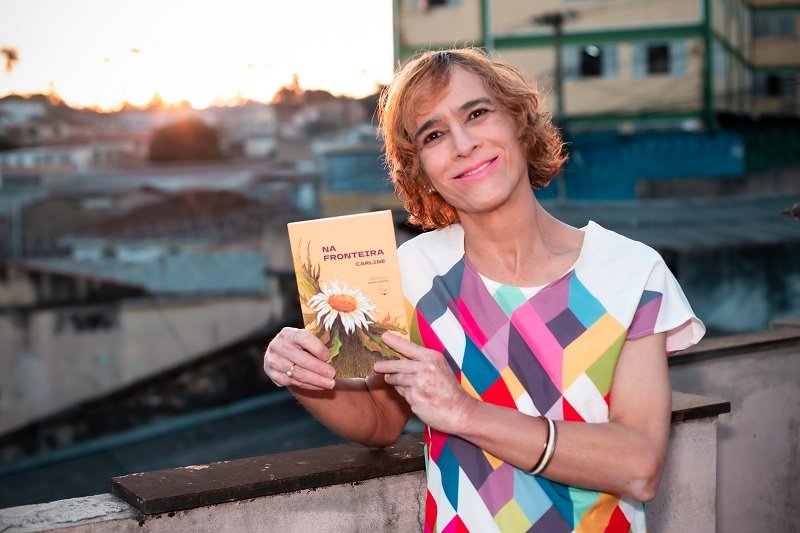 Carline lança o livro “NA FRONTEIRA” em evento on-line – Hoje em Minas ...